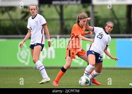 SCHALKHAAR - (lr) Rose Ivens of Netherlands U15 women, Sofia Atehortua of USA U15 women during ...