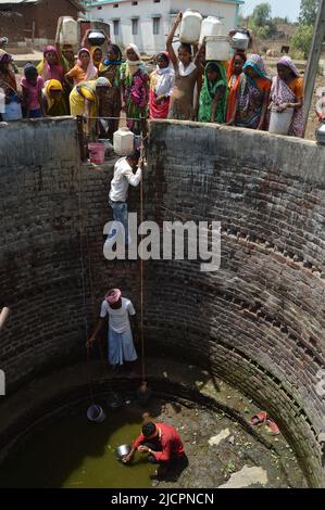 Indian people of an aboriginal 'Kol' community refill drinking water in ...