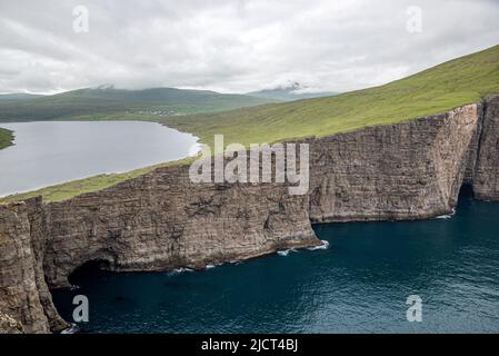 View of Leitisvatn (Sørvágsvatn) lake from Traelanipan cliff, Vagar ...