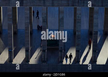 Eternal flame in the columned portal, Flag Monument, Monumento ...