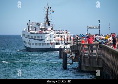 Binz, Germany. 17th June, 2022. A seagull stands on the pier on the ...