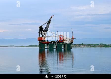 Semi-submersible crane ship Sleipnir, a semi-submersible floating crane ...