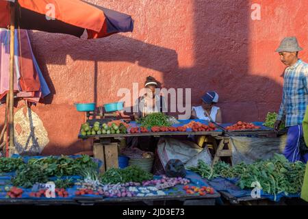 Trading in the streets of Antananarivo, Madagascar Stock Photo - Alamy