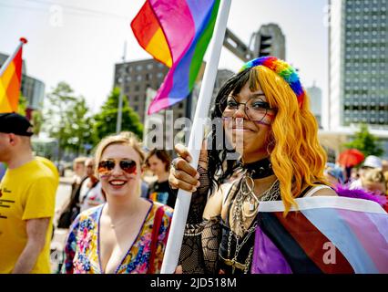 2022-10-06 18:34:22 AMSTERDAM - Fenna Ramos on the red carpet before the start of the Golden ...