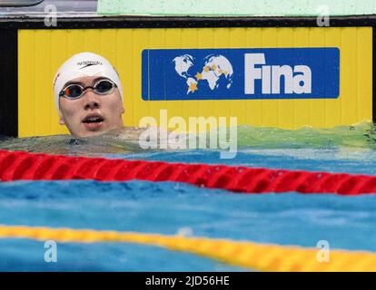 Budapest. 18th June, 2022. Sun Jiajun (2nd L) of China enters water ...