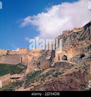 ACROCORINTO - RUINAS DE LA MURALLA DE CORINTO - FOTO AÑOS 60. Location ...