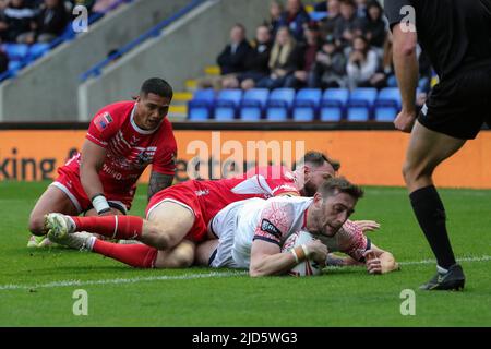 Jake Wardle #4 of the England national rugby league team goes over for ...