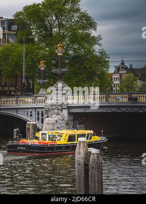 boat going underneath bridge river thames maidenhead berkshire england ...