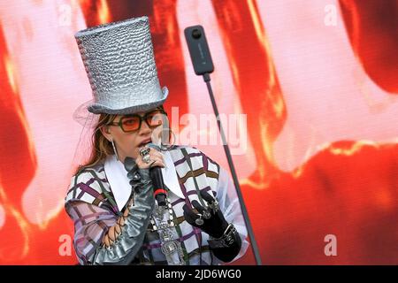 British born creative artist and urban pop soloist Daisy Bertenshaw ...