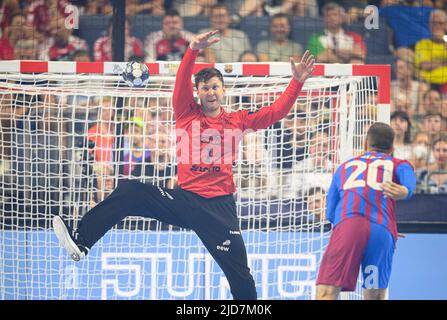 Aleix GOMEZ ABELLO l. (Barca) versus Alex DUJSHEBAEV (Kielce) duels ...