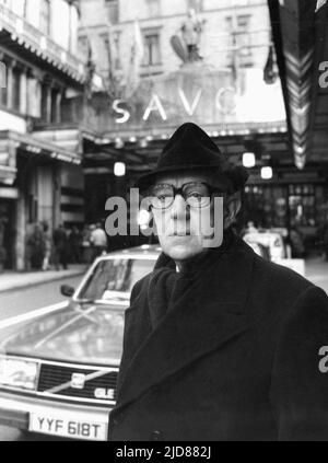 ALEC GUINNESS in SMILEY'S PEOPLE (1982), directed by SIMON LANGTON ...