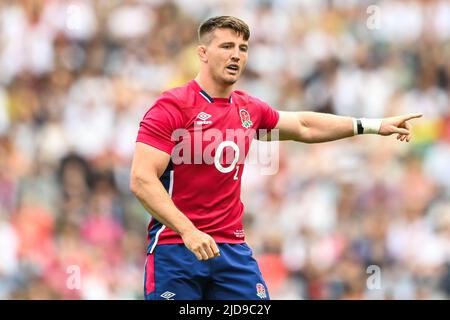 Tom Curry of England gives his team instructions during the Autumn ...