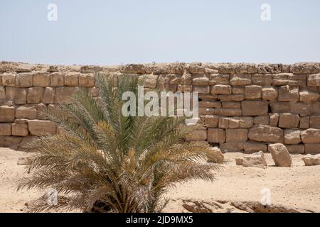Wall of the Crow, Giza Pyramids and Sphinx, Cairo, Egypt Stock Photo ...