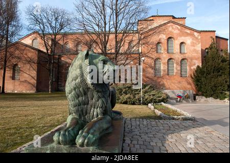 Sofia, Bulgaria. 7th Mar, 2019. An artist paints a religious image ...