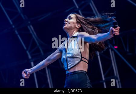 Janet Planet of Confidence Man performing on the King Tuts Stage ...