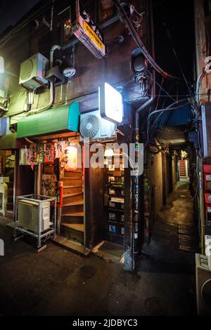 Bars in the Golden Gai area of Shinjuku Tokyo, Japan Stock Photo - Alamy