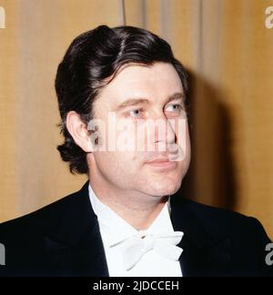 Roland Hermann, deutscher Opernsänger, Bariton, Portraitaufnahme vor ...