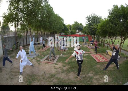 Lahore, Pakistan. 20th June, 2022. Pakistani people performing yoga ...