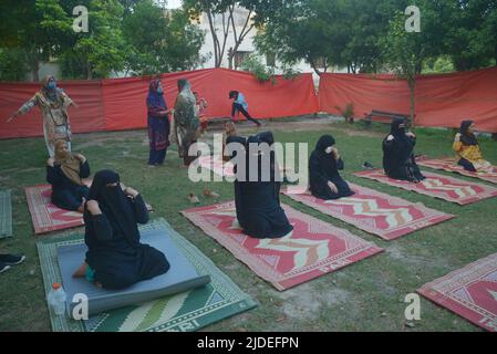 Lahore, Pakistan. 20th June, 2022. Pakistani people performing yoga ...