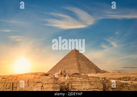 Evening sun over pyramid and sphinx in Giza Stock Photo - Alamy