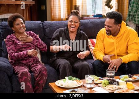 THE UPSHAWS, from left: Wanda Sykes, Kim Fields, 'Duct Up', (Season 2 ...