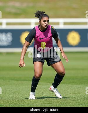 England's Jess Carter during a training session at Sportanlage Au ...
