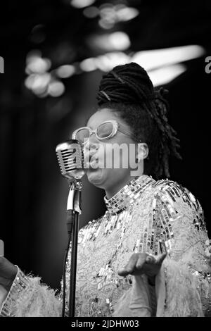 Liverpool's Neo-Jazz singer songwriter, Ni Maxine performing on stage ...