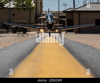 A T-6 Texan II taxis to the runway at Laughlin Air Force Base, Texas ...