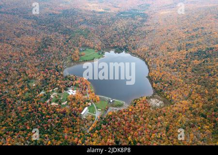 Colgate Lake in Upstate New York during peak fall foliage season Stock ...