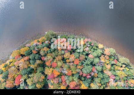 Colgate Lake in Upstate New York during peak fall foliage season Stock ...