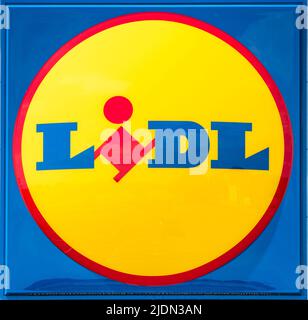 Schriftzug Logo des Discounter Lidl an einer Filiale *** Logo of the ...