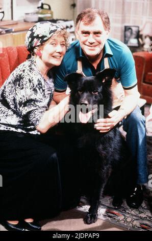 LIZ DAWN, BILL TARMEY, CORONATION STREET, 1985 Stock Photo - Alamy