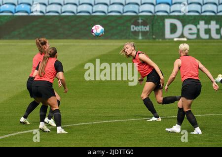 England's Leah Williamson (second right) and team-mates during a ...