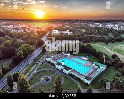 Peterborough, UK. 21st June, 2022. The Peterborough Lido is full of ...