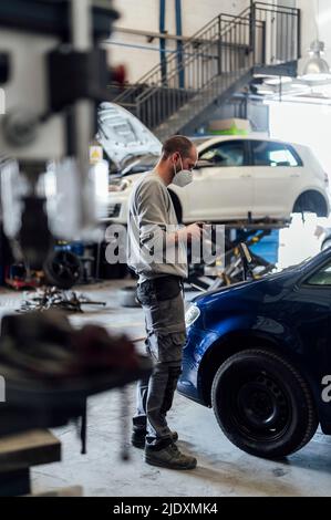 Mobile phone repair in workshop Stock Photo - Alamy