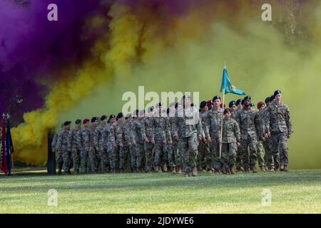 Graduating Soldiers of Basic Leader Course Class 04-18 recite the creed ...