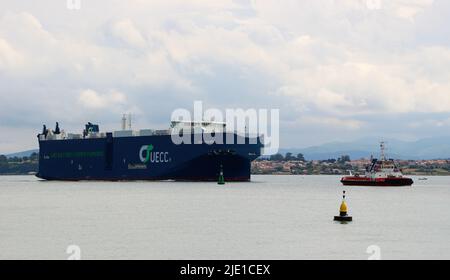 World's first LNG battery hybrid powered new car carrying ship the Auto ...