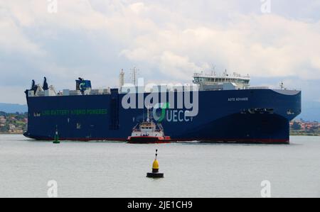 World's first LNG battery hybrid powered new car carrying ship the Auto ...