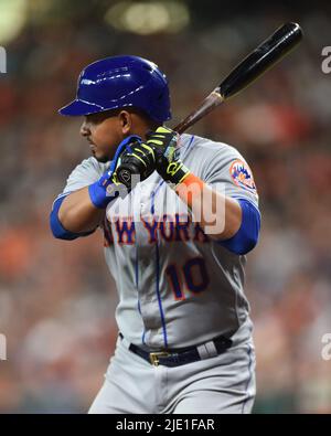 New York Mets third baseman Justin Guerrera (6) throws to first base ...