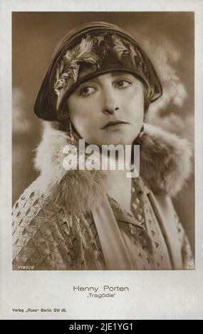 Portrait of Henny Porten in Tragödie (1925) 004 - German weimar era cinema (1918 - 1935 Stock ...