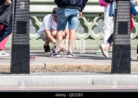The Shell Game / Three Cups Trick - illegal scam on Westminster Bridge ...