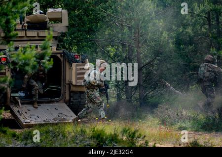 U.S. Army Soldiers dismount a Bradley Fighting Vehicle Stock Photo - Alamy