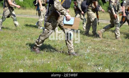 Ukrainian military marching on the position Stock Photo - Alamy