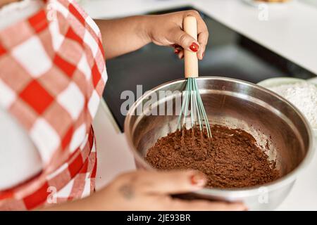 Hispanic brunette woman preparing chocolate cake at the kitchen Stock ...