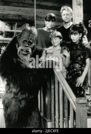 HARRY AND THE HENDERSONS Stock Photo - Alamy