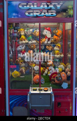 Amusement park grabbing machine Stock Photo - Alamy