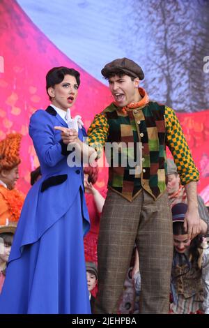 Zizi Strallen playing the lead role of Mary Poppins & Louis Gaunt (Bert ...