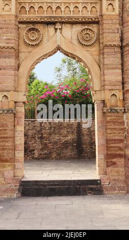 Badal Mahal Darwaza Badal Mahal Darwaza 50 ft tall gate, Chanderi ...