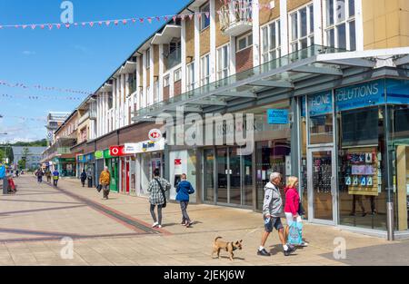 Corporation Street pedestrianised shopping centre at Corby, England ...