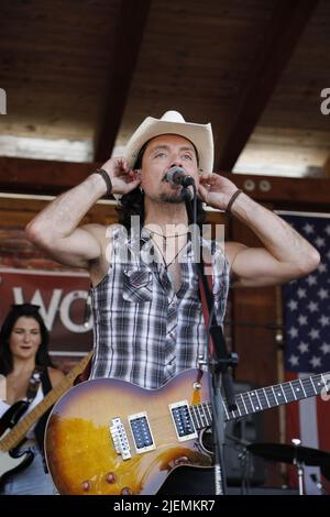 Lanny Lanner von More Than Words live beim 25. Countryfest auf der ...